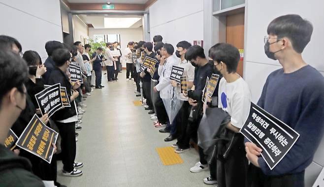충북대 의대 정원 200명→125명 감축교수·학생 항의
