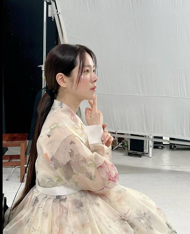 한지민 황홀한 한복 자태 저고리 벗었다 입었다우아함의 극치 스타와 패션
