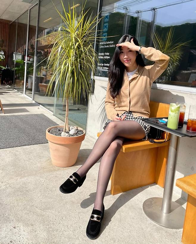 이해리 검정스타킹으로 각선미 뽐내는 숏팬츠 패션 스타픽