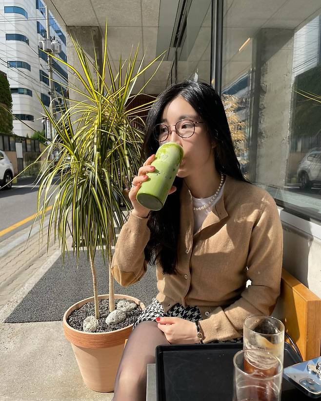 이해리 검정스타킹으로 각선미 뽐내는 숏팬츠 패션 스타픽