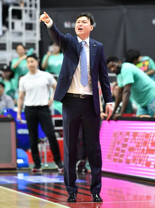 [현장인터뷰] KT 송영진 감독 2, 3차전 연속 풀타임 출전한 허 훈에 "놀랐다. 단 한 차례 교체 사인 내지 않았다"