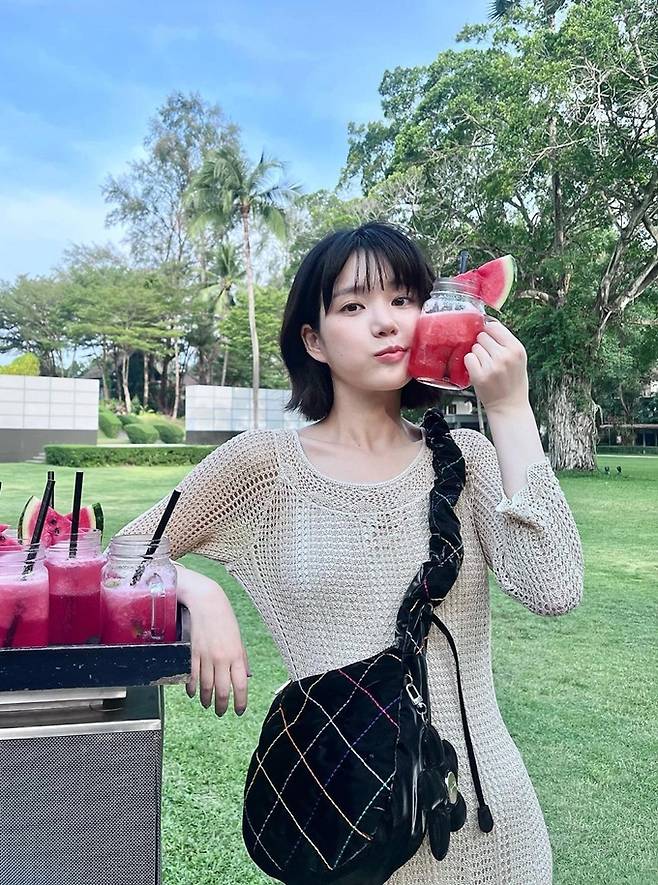 이유비 촬영 중 릴렉스 땡모반에 빠진 숏컷 요정 크로셰 니트 원피스룩 패션엔