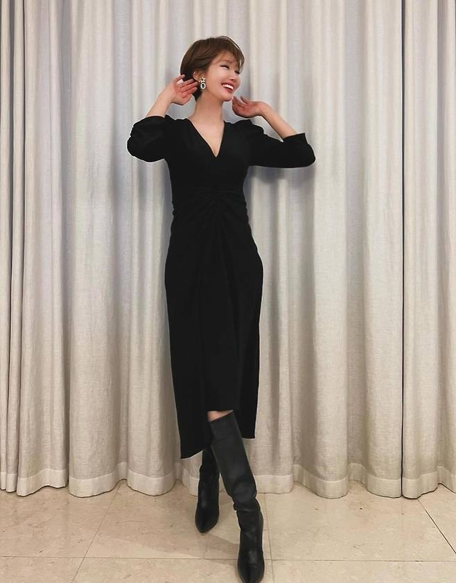 고준희 뭐 입을까 8등신 완벽 비율 뽐낸 올블랙 숏츠 원피스 패션 스타와 패션