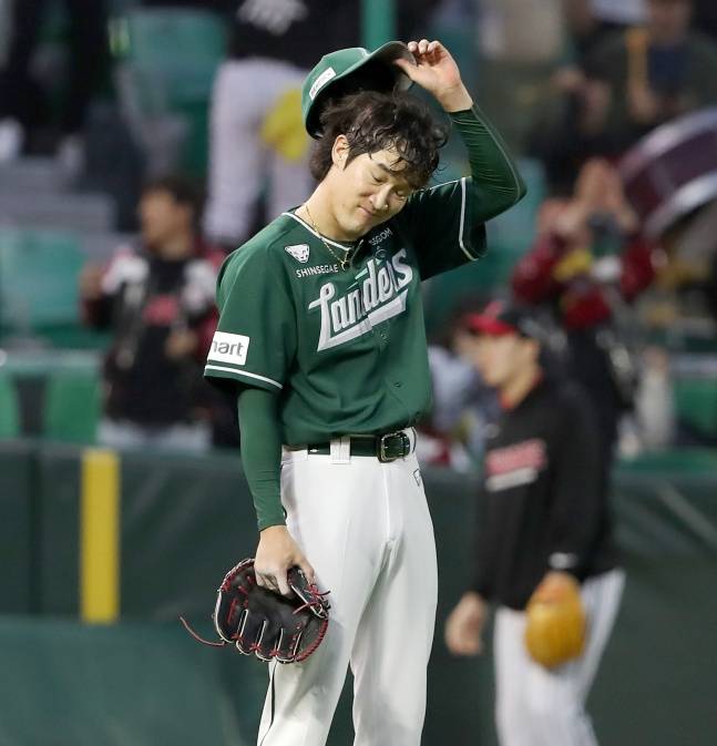 36세 김광현이 아직도 '이닝-ERA 1위'라니... 선발 초토화 SSG, 한 달 버티기도 쉽지 않다