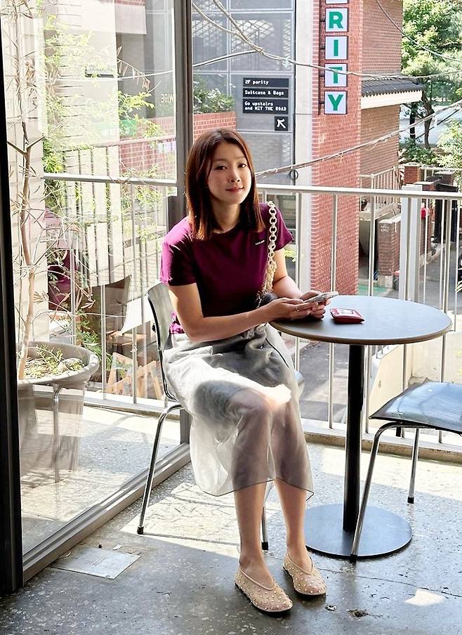 이시영 시스루에 꽂혔다 치마에 신발까지 깔맞춤 카페 힐링타임 시스루룩 패션엔