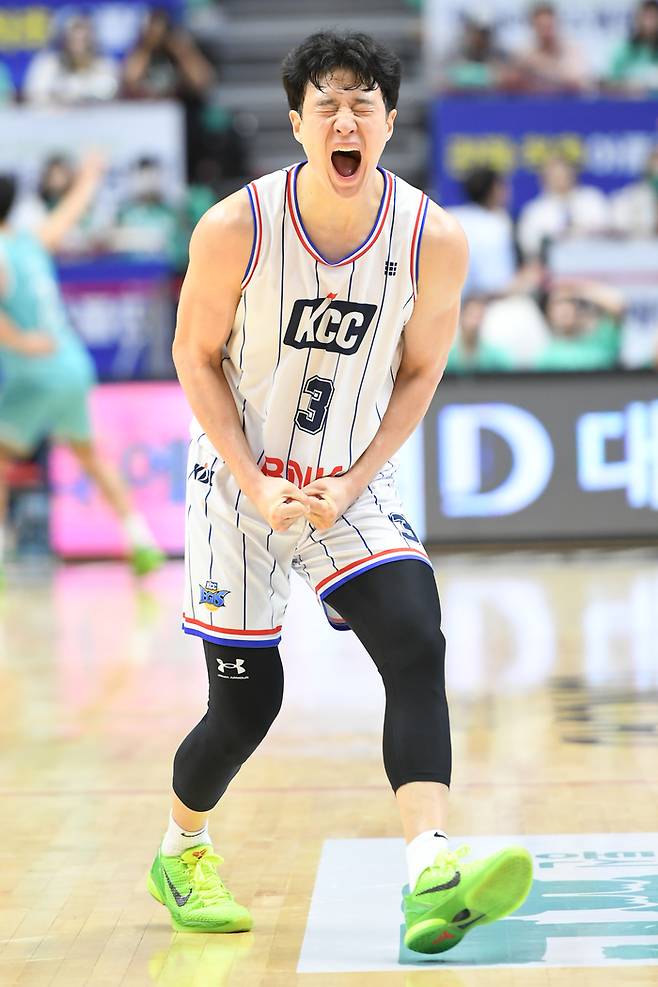 허웅-라건아 동반 활약, KCC KT 꺾고 통산 6번째 정상 [SS 챔프전 현장]