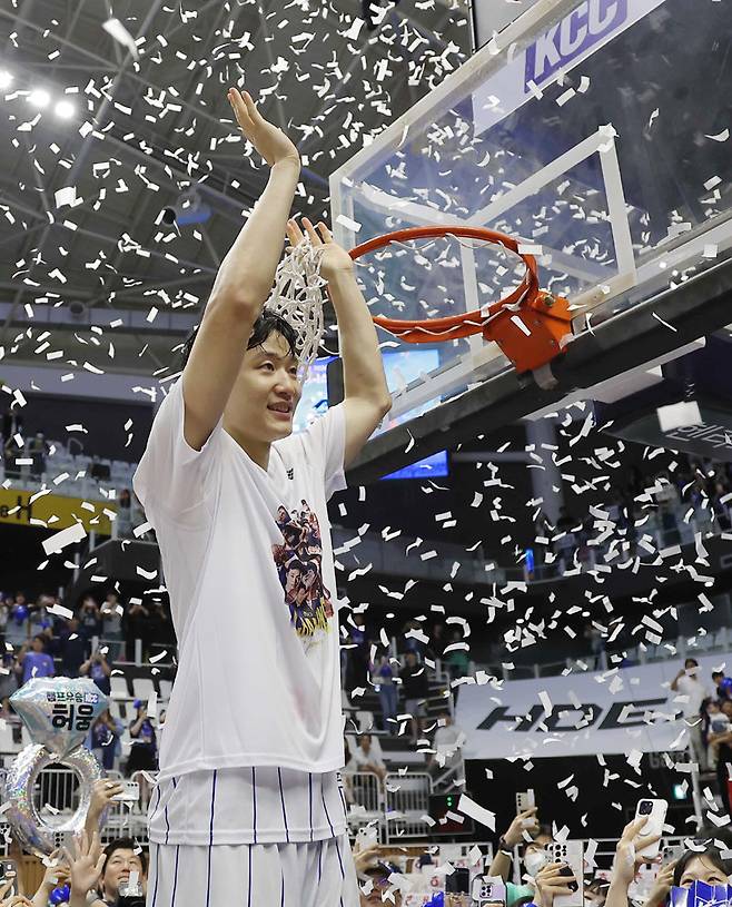KCC, 정규리그 5위 첫 우승 새 역사… 허웅, 첫 ‘父子MVP’