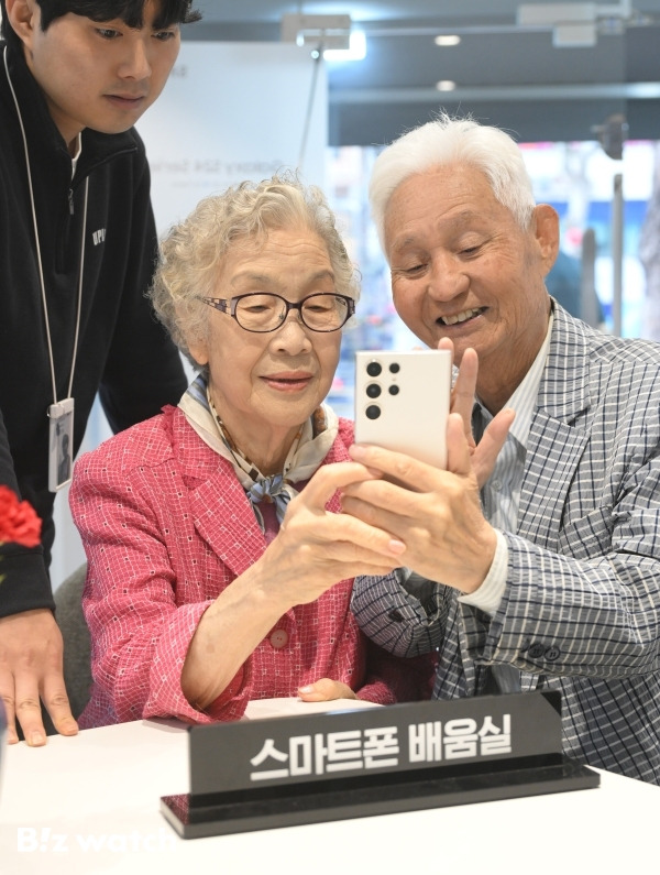 스마트폰 배워서 손주들과 그룹콜 해요