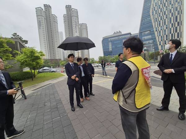 尹취임식장 하늘에 무지개가 Ebs 부사장 오늘도 출근저지
