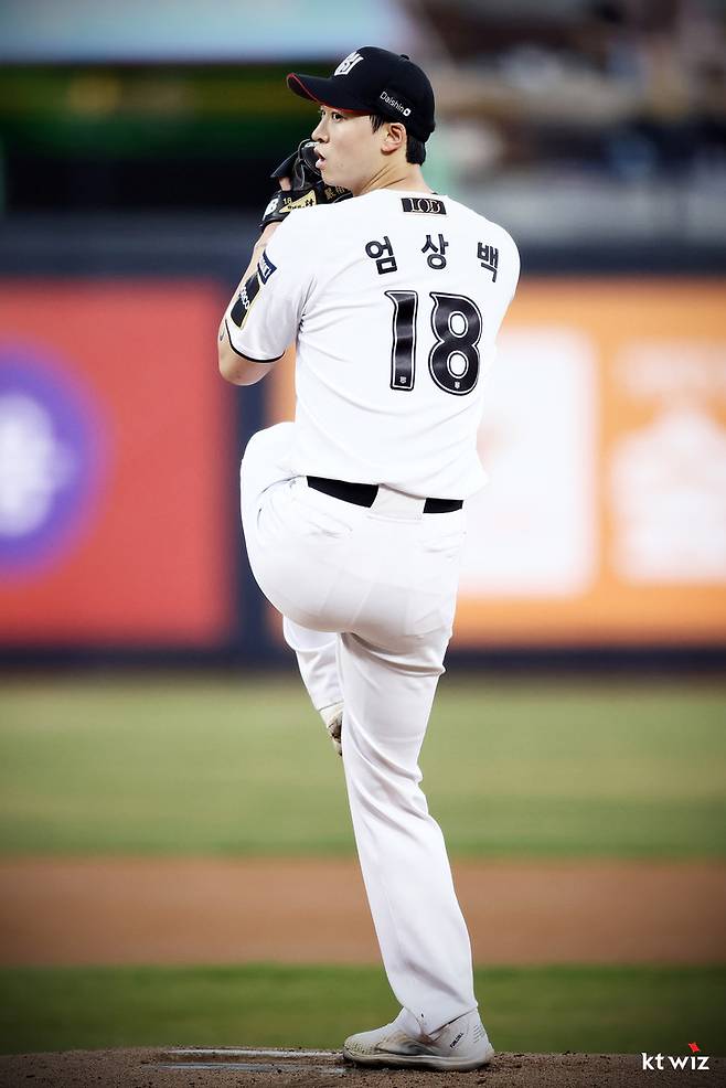 '9삼진인데, 통한의 홈런 두 방' KT 엄상백 5.1이닝 4실점 결국 놓친 승리 [수원에서mhn]