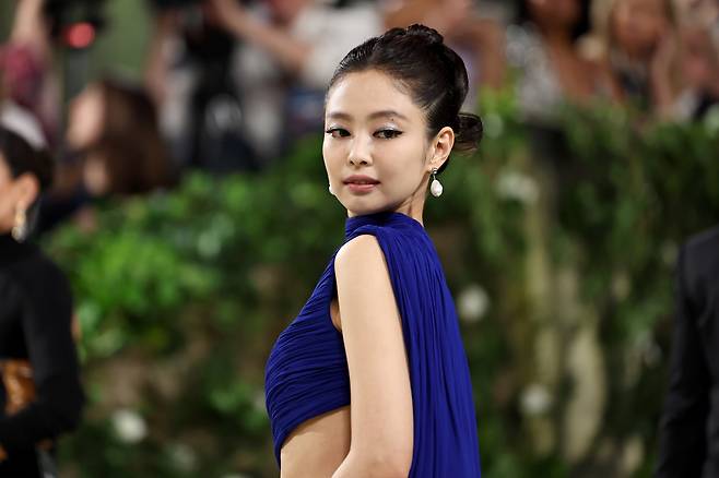 샤넬 아니네” 女아이돌 제니 ‘배꼽 노출 파격 드레스 정체美멧갈라 빛냈다
