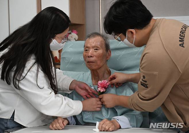 엄마 딸 왔어일상회복 후 첫 어버이날 요양병원에 웃음꽃