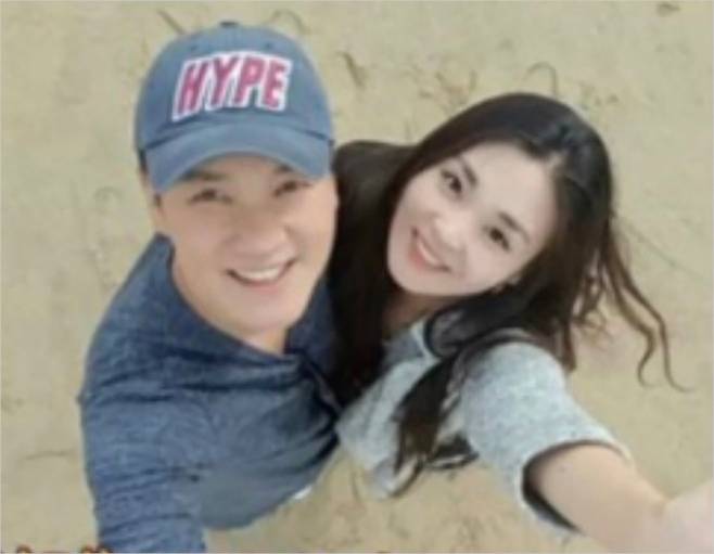 우연히 백화점에서 보고 첫눈에 반해 백화점 다 뒤져 11살 연하와 결혼한 유명연예인 | 스포엔 뉴세이