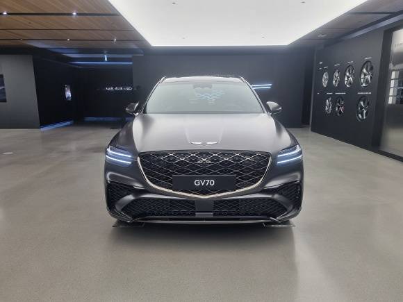 '3년4개월만의 변신'…제네시스, 'GV70 부분변경 모델' 공개