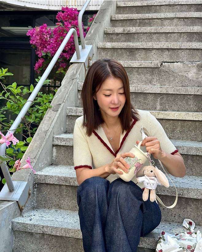 이시영 너무 예쁜 성수동 로맨틱한 장밋빛 크롭 니트 데님 팬츠룩 스타와 패션