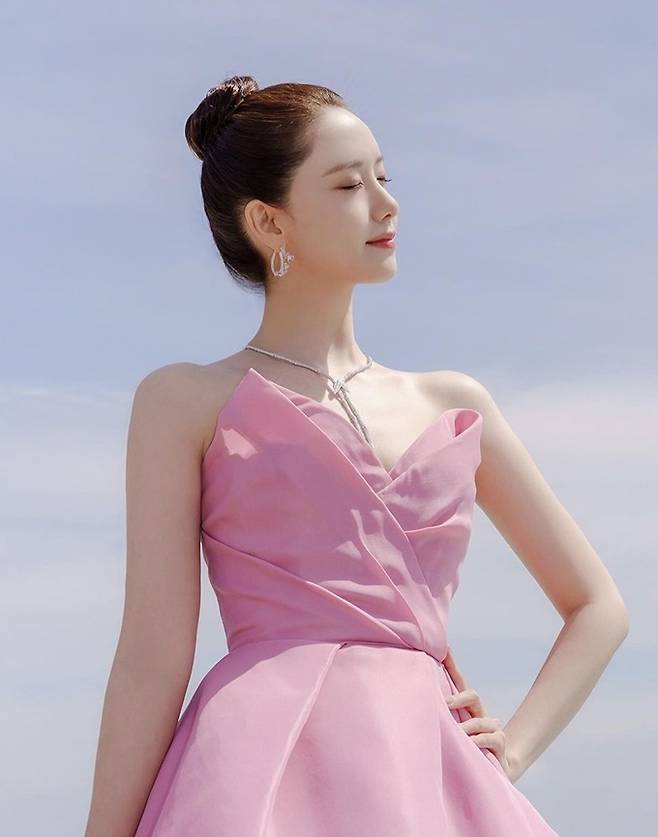 소녀시대 윤아 칸 영화제 접수 사랑스러운 레드카펫 핑크 드레스룩 패션엔