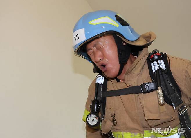 20kg 장비 착용한 채 고층 아파트 계단 오른 소방관들 뉴시스pic