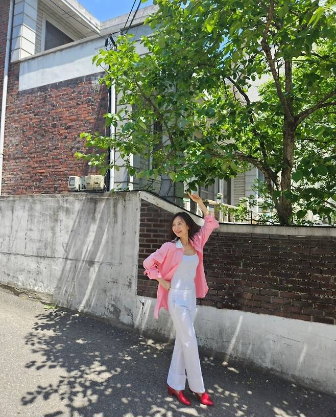 채시라 핑크 셔츠에 레드 슈즈 신고 한 편의 영화 같은 아침 나들이 스타와 패션