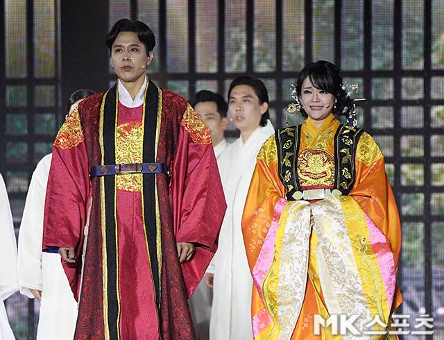 김소현♥손준호 부부 경복궁에 돌아온 명성황후왕과 왕비의 위엄 있는 한복 자태 스타와 패션