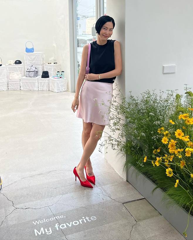 김나영 핑크빛 미니스커트 입고 긴 기럭지 자랑하며 성수동 나들이 라이프 뉴세이