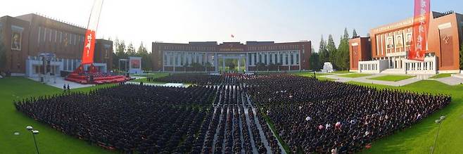 김정은 초상화 김일성·김정일과 나란히우상화 속도