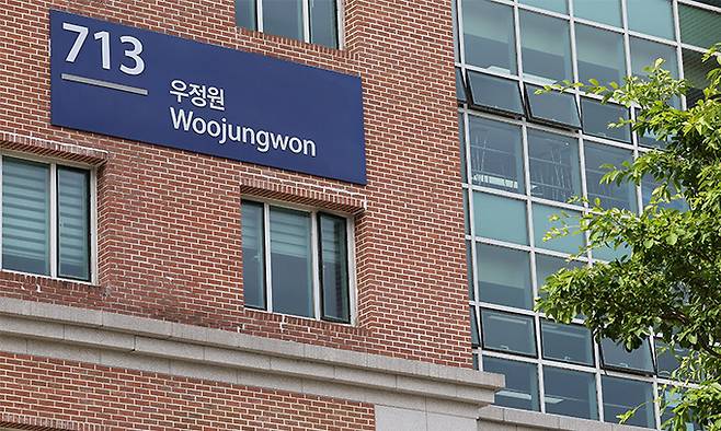 원래 타일이 이랬나요연대 기숙사 붕괴 우려에 단순 팽창