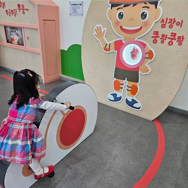 강소라 딸 견학 맞아 지적 호기심 채운 과천과학관 방문 캐주얼룩 스타와 패션
