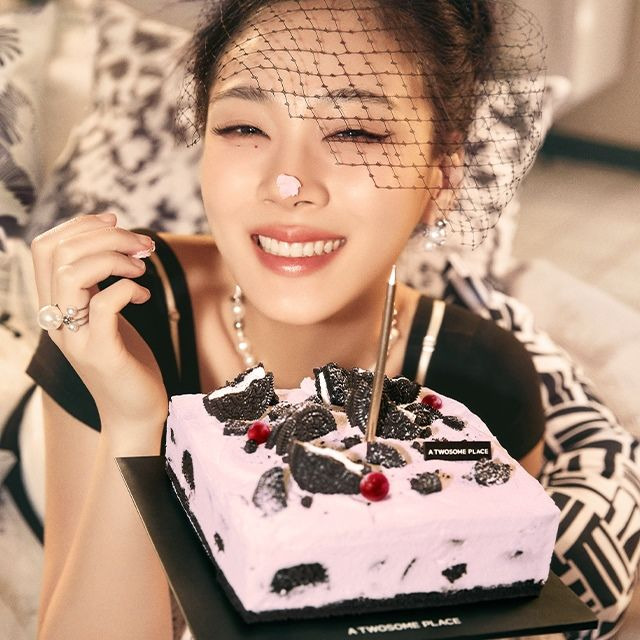 하루 9천개 팔린 투썸 떠먹는 베리쿠키 아박 홀케이크로 만난다