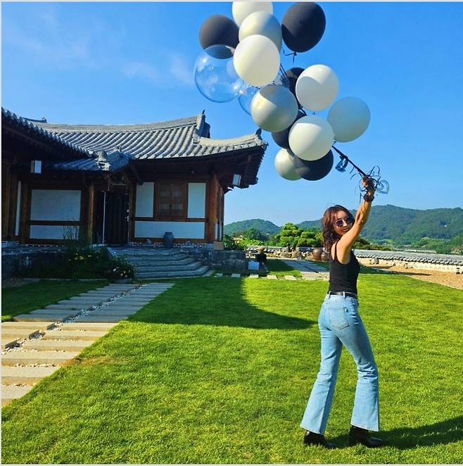 한다감 너무 신나 풍선 들고 동심으로 민소매 청바지 데일리룩 스타와 패션