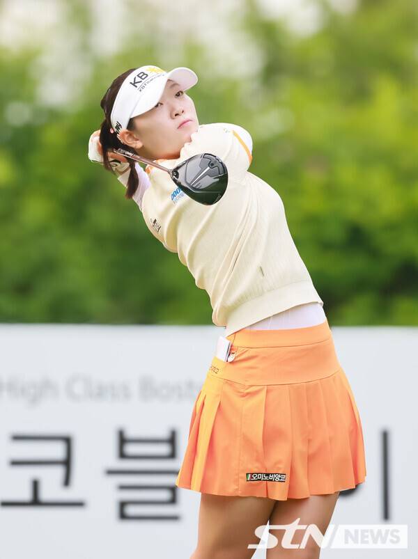 방신실, 타이틀 방어전서 첫 홀인원...E1 채리티 오픈 첫날부터 치열한 선두 경쟁