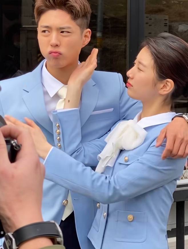 수지 ♥박보검과 설레는 제복 투샷 로우번 승무원 머리도 찰떡 어피 헤어스타일 뷰티는 내운명