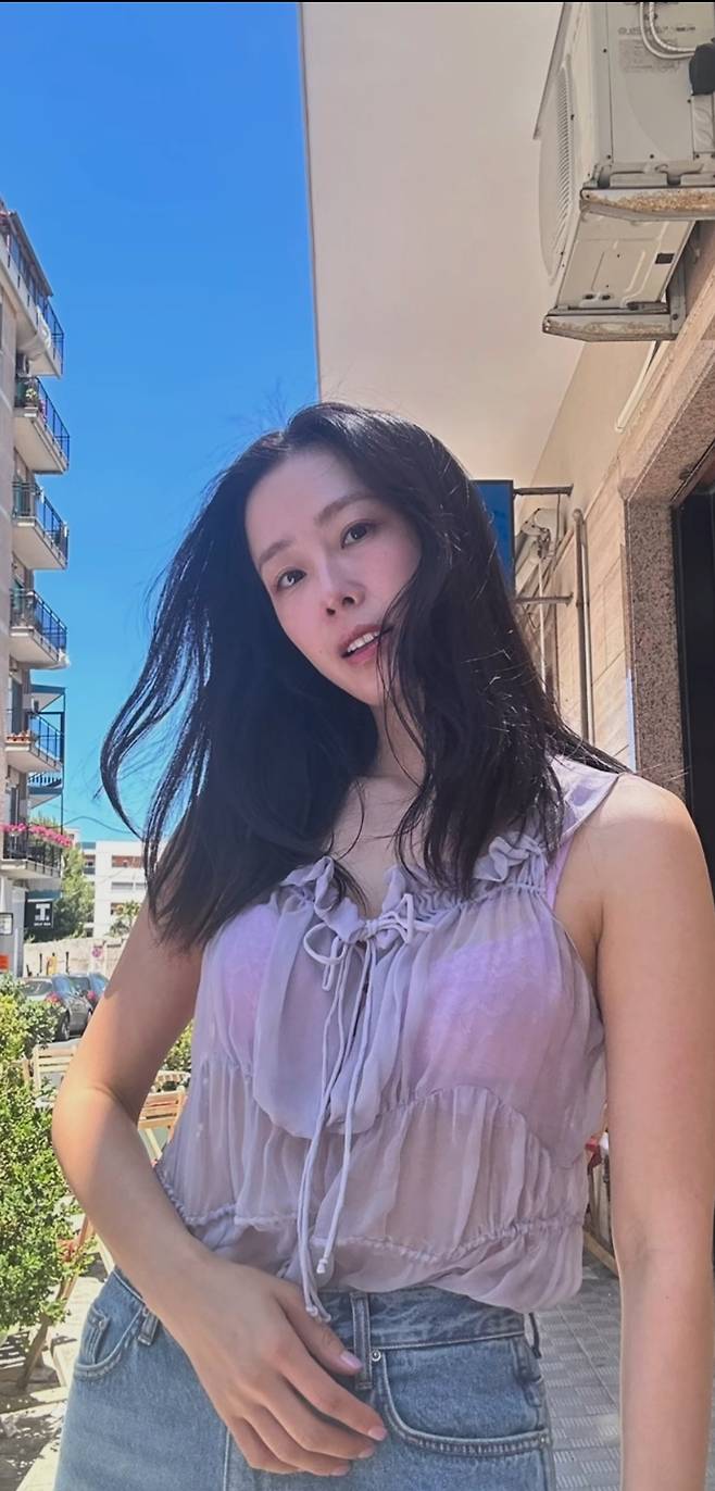 홍수현 풀리아서 과감한 시스루 블라우스 청바지 패션 스타와 패션