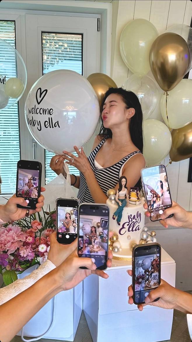 김윤지 눈물의 베이비 샤워 친구들부터 남편까지감동의 물결 스트라이프 원피스룩 스타와 패션