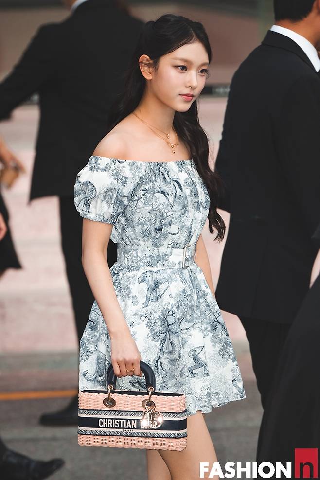 뉴진스 해린 동화 속 소공녀 러블리한 오프숄더 미니 원피스룩 패션엔