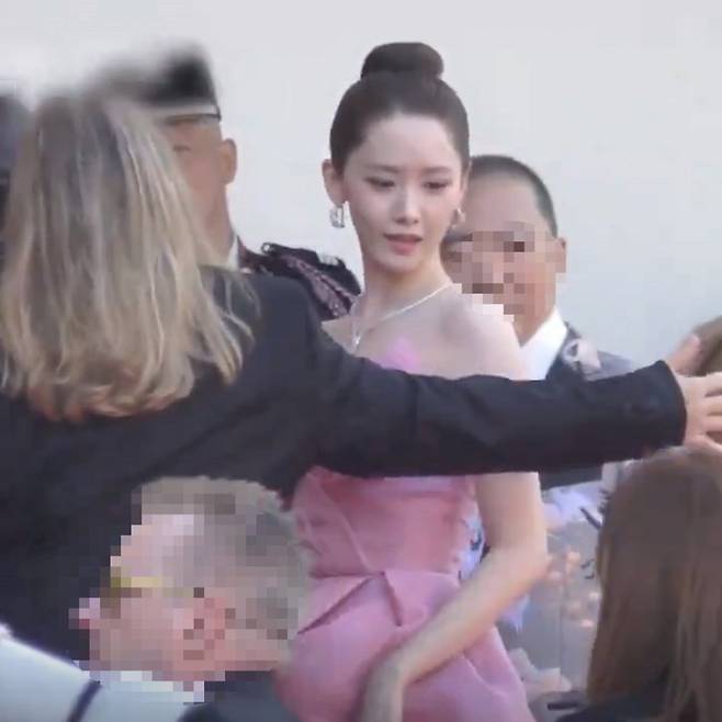 ‘윤아 막은 그 경호원 때문에···10만 유로 소송 당한 칸 영화제