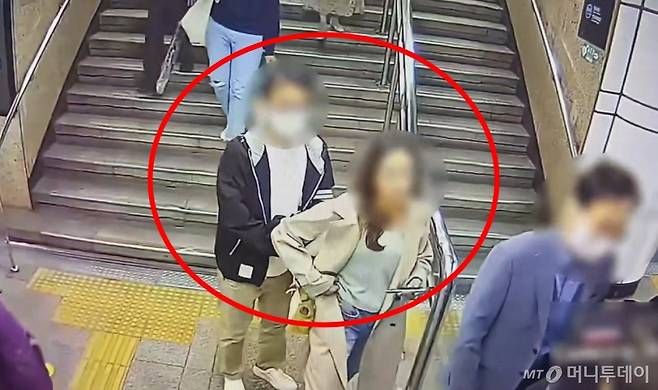 지하철서 비닐봉지 들고여성들 이런 가방만 보면 따라붙었다 영상