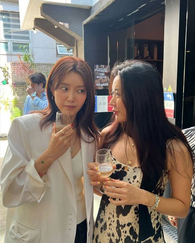 채정안 꾸준한 발레 요정 오늘도 영양제 나눠줬나 멋스러운 블레이저 숏팬츠룩 스타와 패션