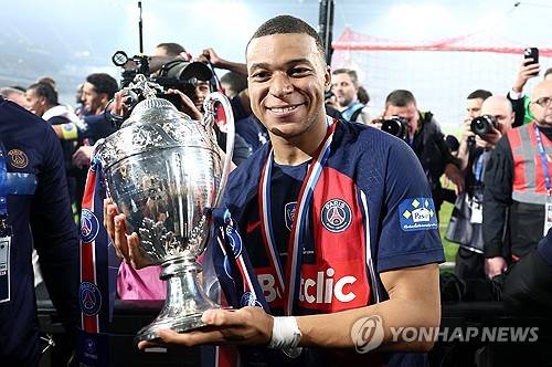 호날두 꿇어음바페 입단식 Cr7 뛰어 넘는다→레알 사상 최대규모 커밍순