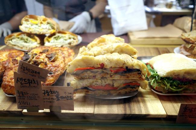 사워도 샌드위치에 구운 채소·콜드 수프 ‘맛도리 은은한 원두커피 한잔 곁들이면 강렬한 아침 한끼 빵요정의 세상의 모든 디저트