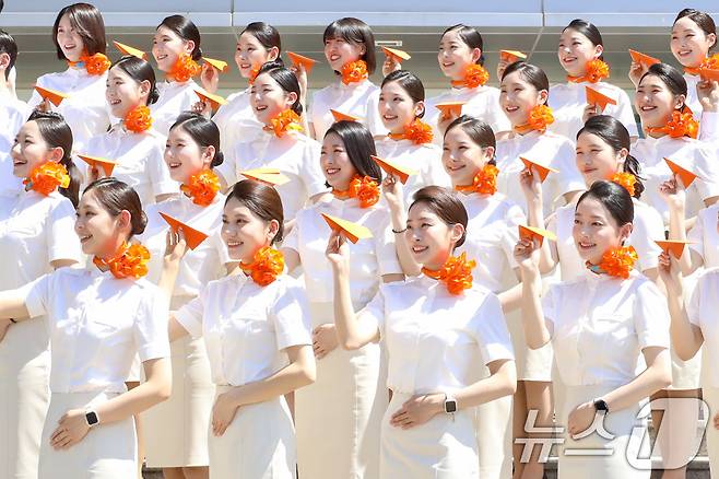 취항 18주년 맞은 제주항공 감귤빛 종이비행기 들고