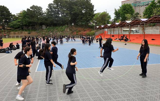 충남도의회 중학교 무상 교복 지원 품목 체육복까지 확대