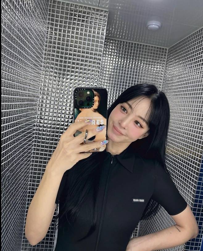 한예슬 남편과 모나리자 실물 영접 시크 가죽 미니스커트 파리 신혼여행룩 스타와 패션