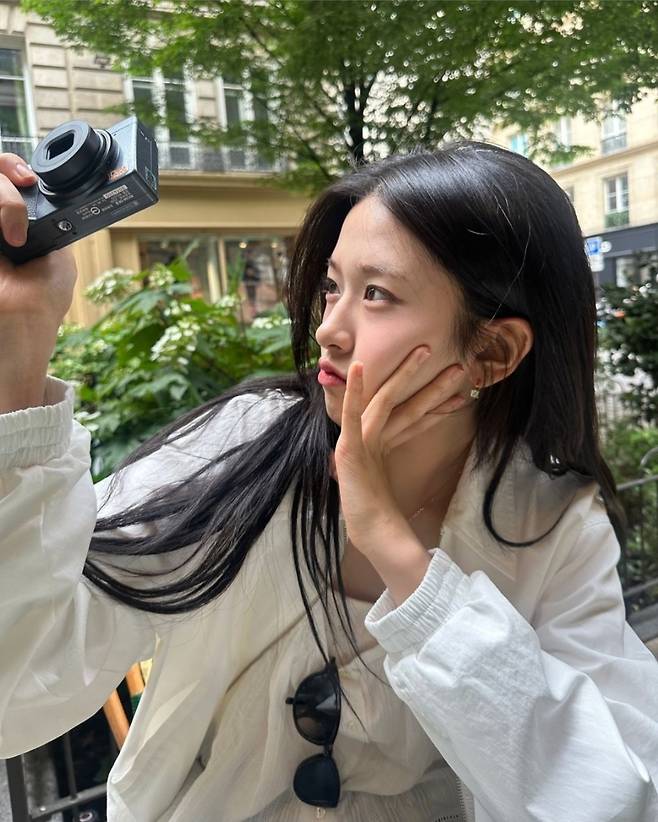 안유진 파리에서 쉬는 날 바람 숭숭 펀칭 민소매 카디건룩 스타와 패션