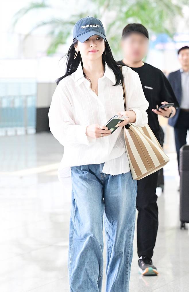 송혜교 화이트 셔츠와 청바지 무심한듯 힙한 공항패션 로마 출국길 패션엔