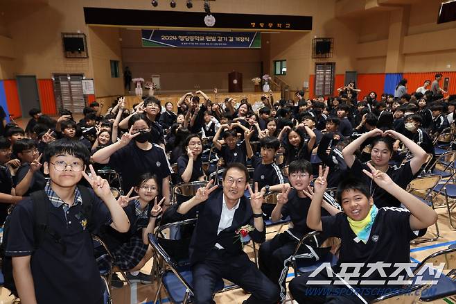 교내 유휴공간 활용신박한 황톳길 서울 행당中 아이들x조희연 교육감 행복한 맨발걷기 현장리포트