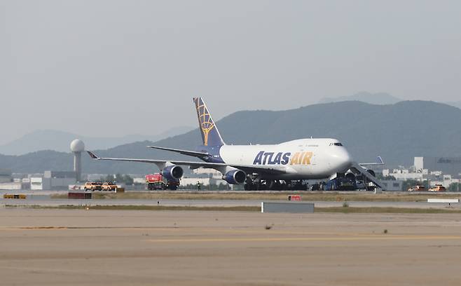 화물기 타이어 펑크로 인천공항 제1 활주로 운영 중단 항공기 지연 운항”