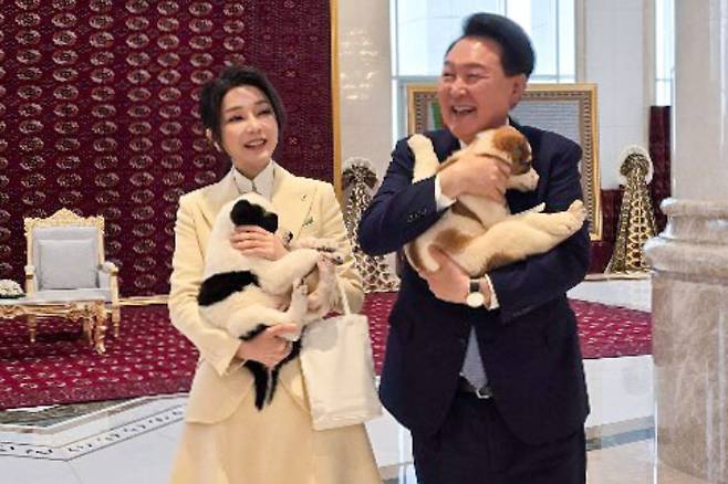 투르크 최고지도자 尹대통령 부부에 국견 알라바이 선물