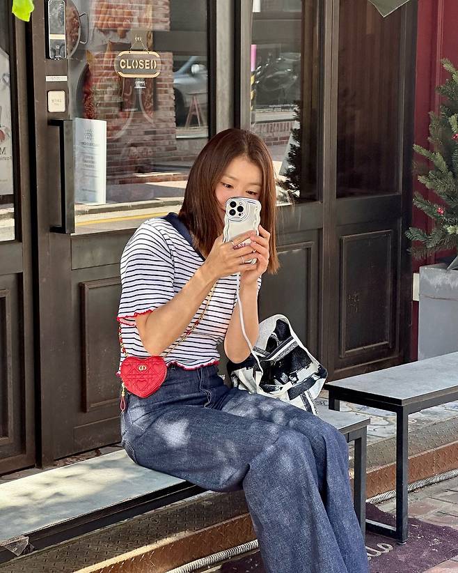 이시영 스트라이프 스웨터와 부츠컷 청바지 입고 러블리한 산책 라이프업