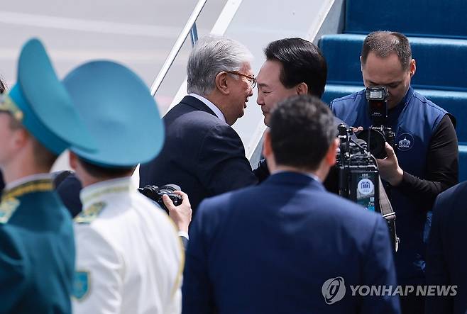 尹대통령 카자흐 국빈방문 마치고 우즈베크 향발종합