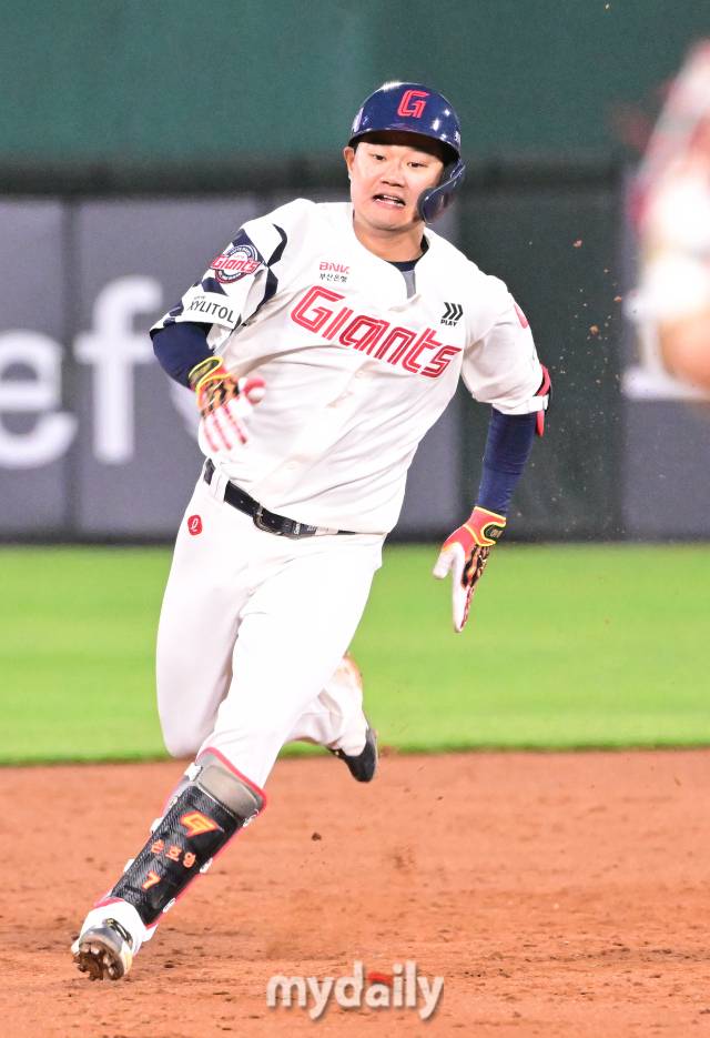 "저렇게까지 잘 칠 줄은" 명장도 깜짝 놀랐다…25G 안타→KBO 6위, 복덩이 이적생 이젠 없어선 안 된다 [MD잠실]